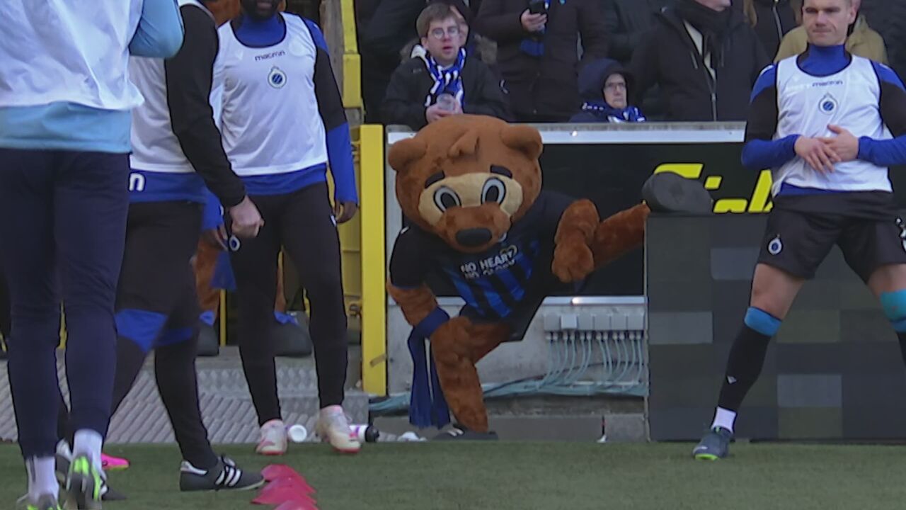 Club-mascotte stretcht mee met de spelers | sporza