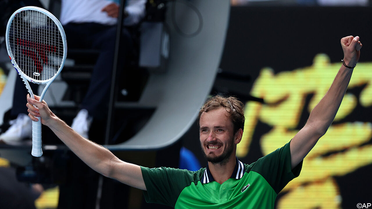 Daniil Medvedev heeft 5 sets nodig tegen Hurkacz in kwartfinales ...