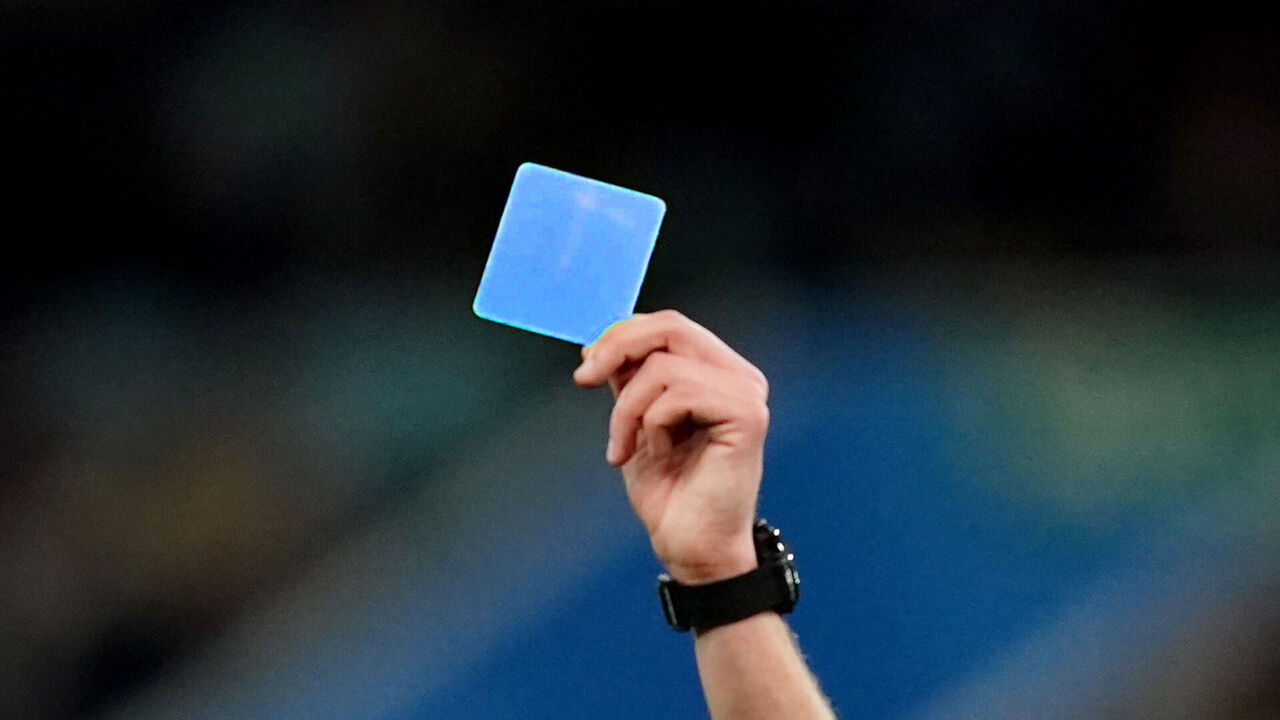 Revolutie in het voetbal op til? "Deze zomer wordt testfase rond blauwe ...