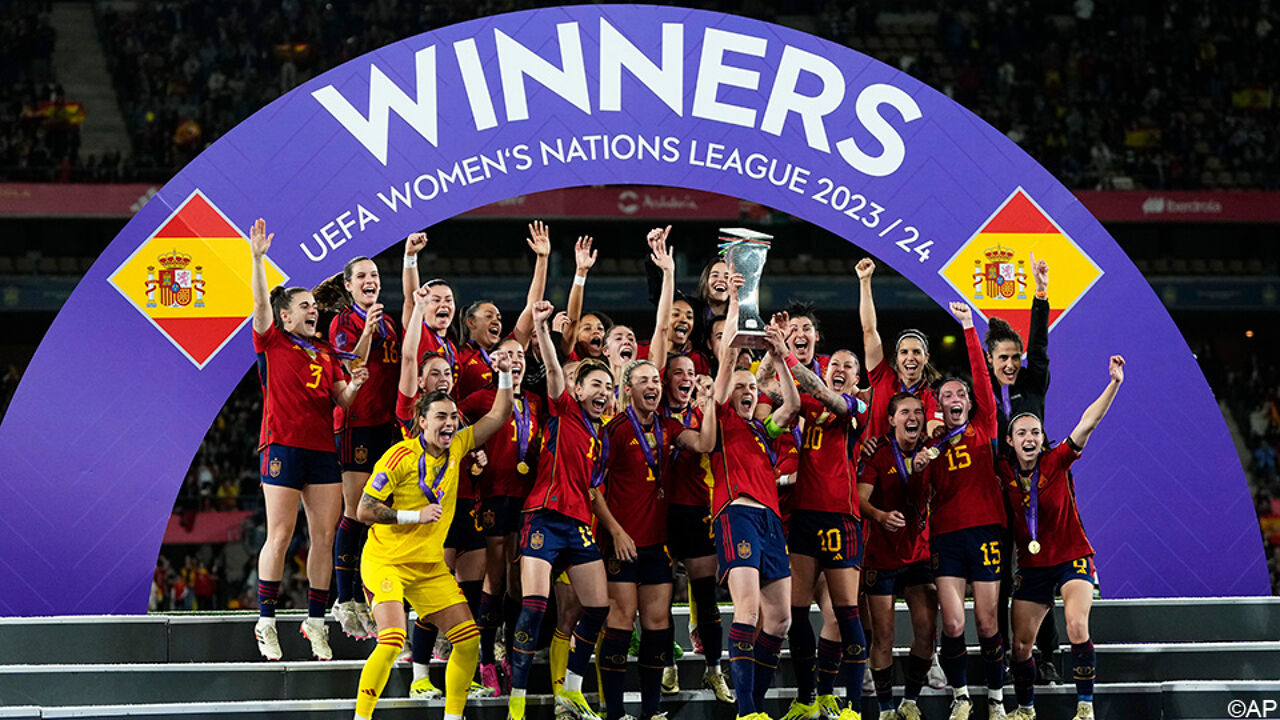 Spanje kroont zich tot eerste Women's Nations League-winnaar na dominante finale tegen Frankrijk ...