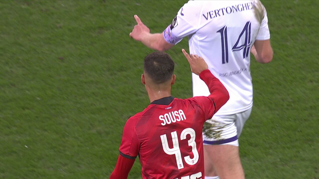 Vreemd! Vertonghen ontkent de strafschop, maar scheidsrechter Laforge ...