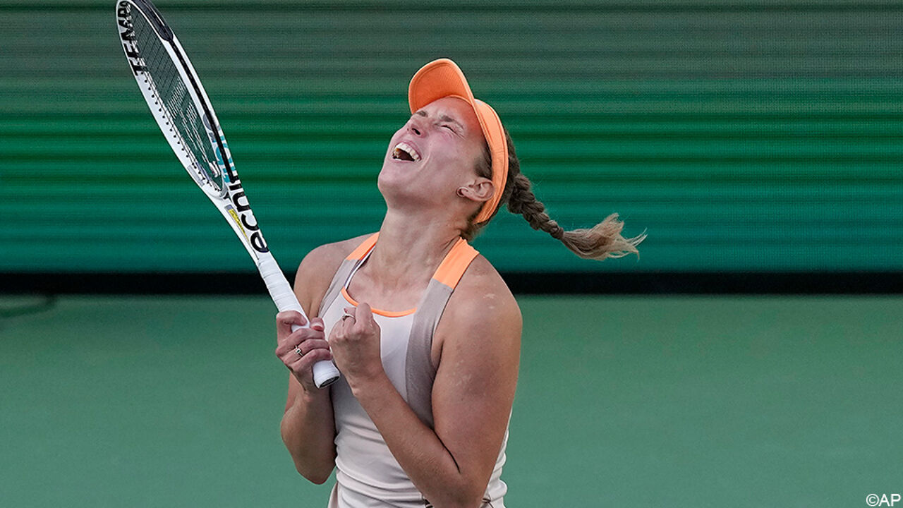 BEKIJK: Elise Mertens zet Osaka opzij onder goedkeurend oog van Kim ...