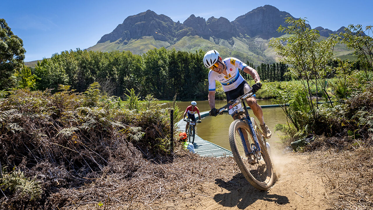 Wout Alleman pakt meteen uit met een podiumplek in de Cape Epic: "Blij ...