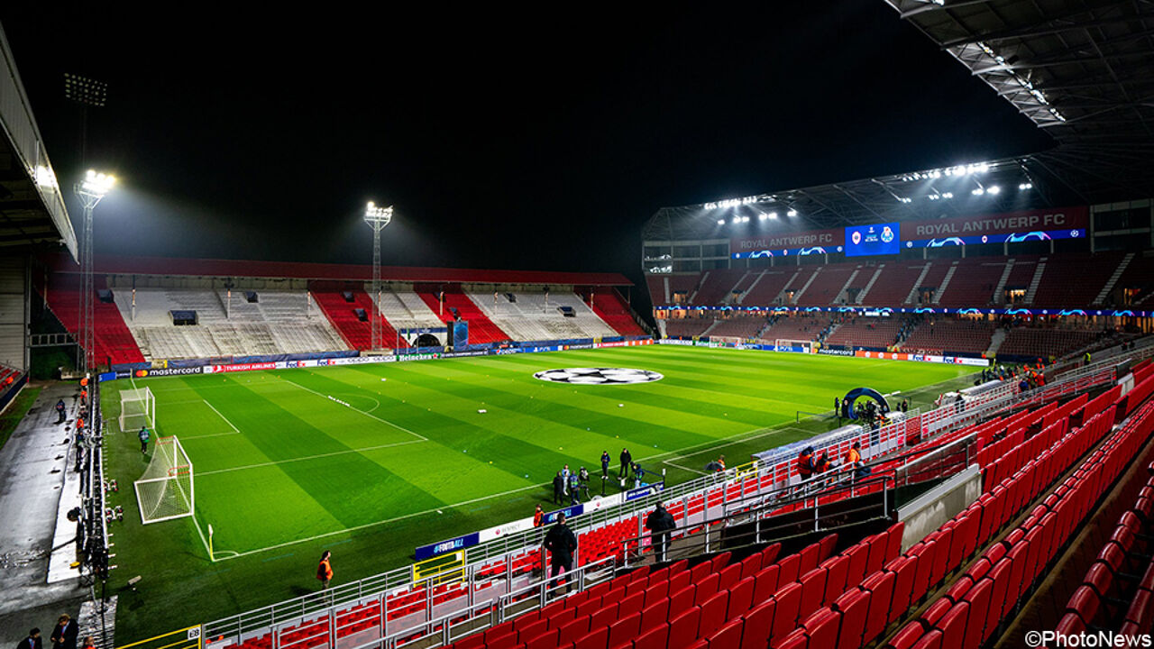 Rood-witte rook rond Tribune 2 op de Bosuil: "Antwerp kiest voor ...