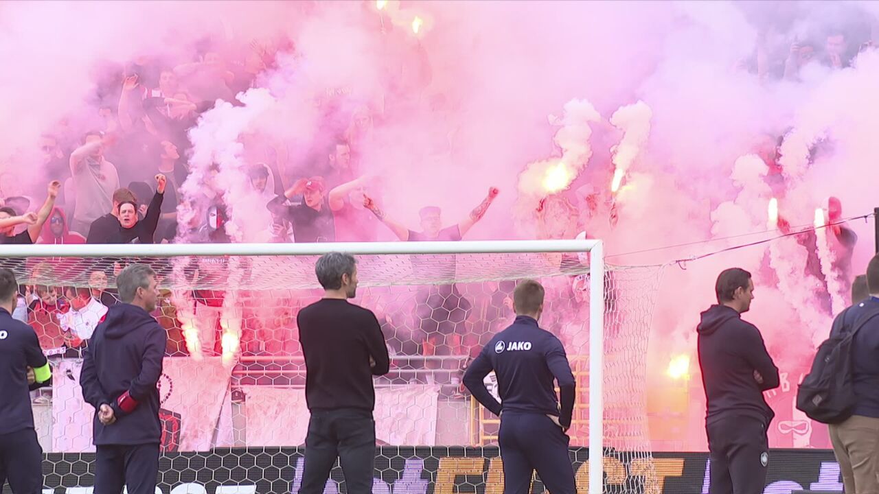 Antwerp-fans wuiven spelers uit met bengaals vuur: "1 ding is zeker ...