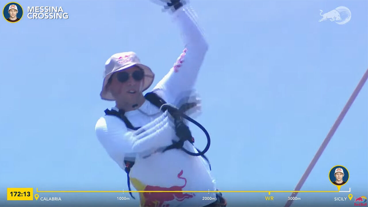 Wat een pech, na meer dan 3.000 meter valt slackliner in het zicht van ...