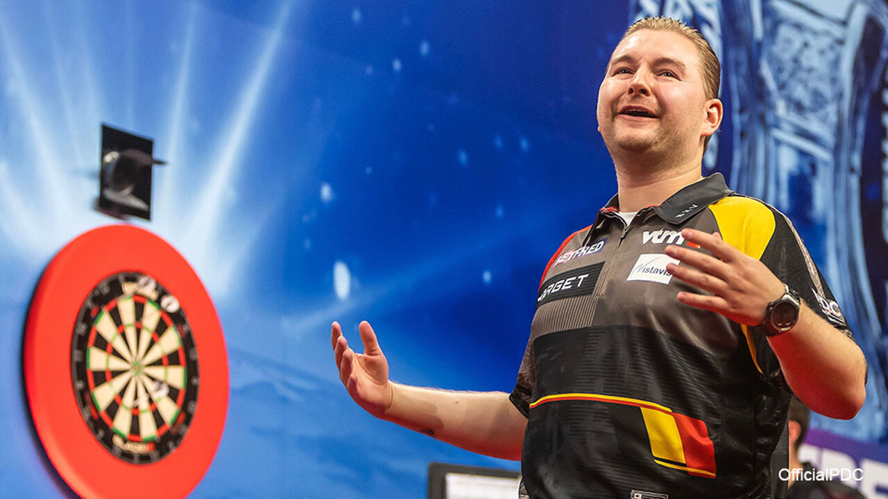 VIDEO - Ninedarter! Sterke Dimitri Van den Bergh trakteert World ...