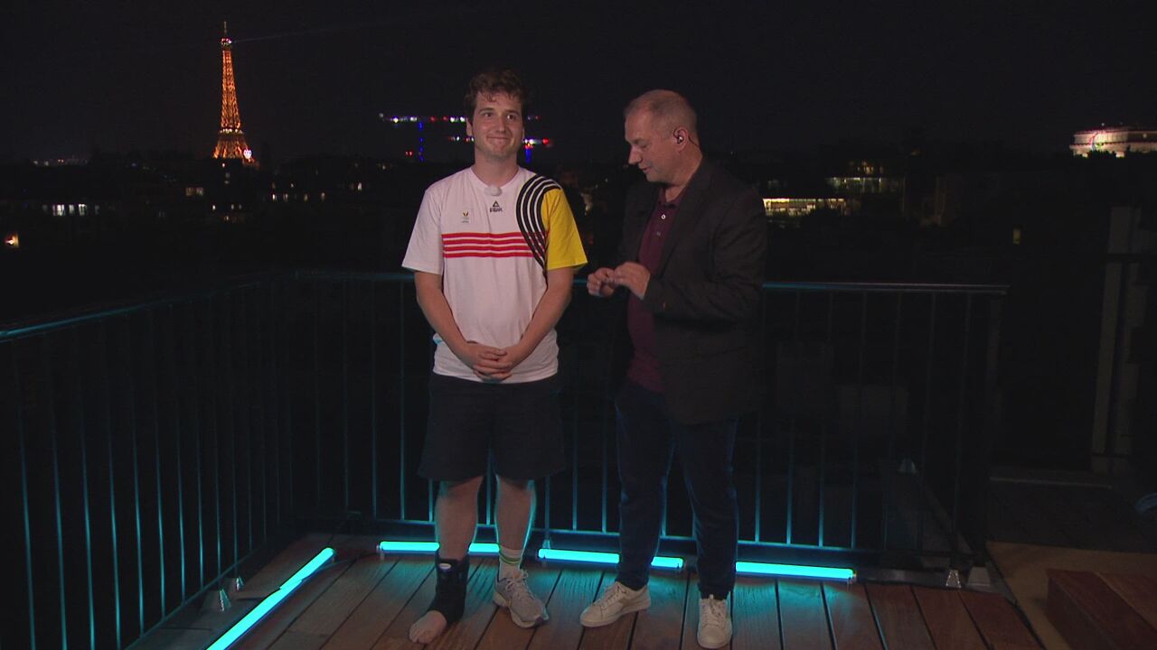 VIDEO - Pech voor reporter Thomas Huyghe, die voet verstuikt bij Casse ...