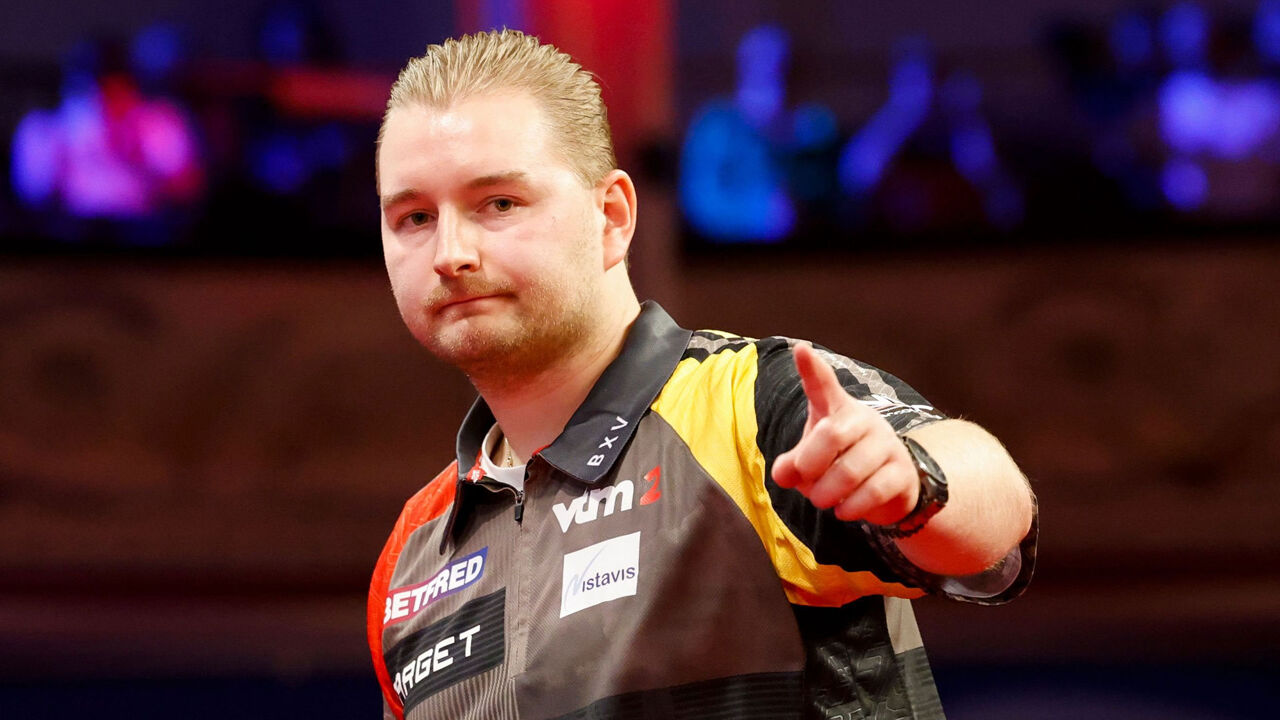 VIDEO - IJzersterke Dimitri Van den Bergh wipt wereldkampioen in ...