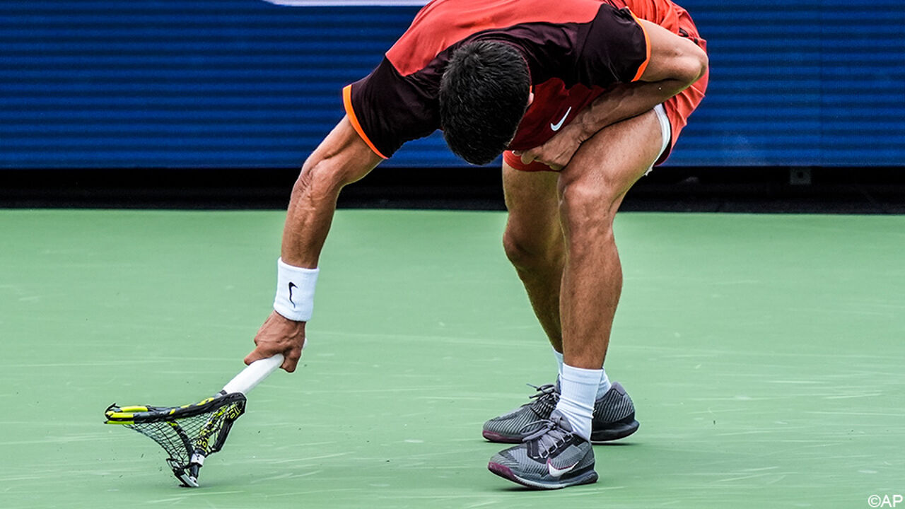 Gefrustreerde Carlos Alcaraz slaat racket aan diggelen en verslikt zich ...