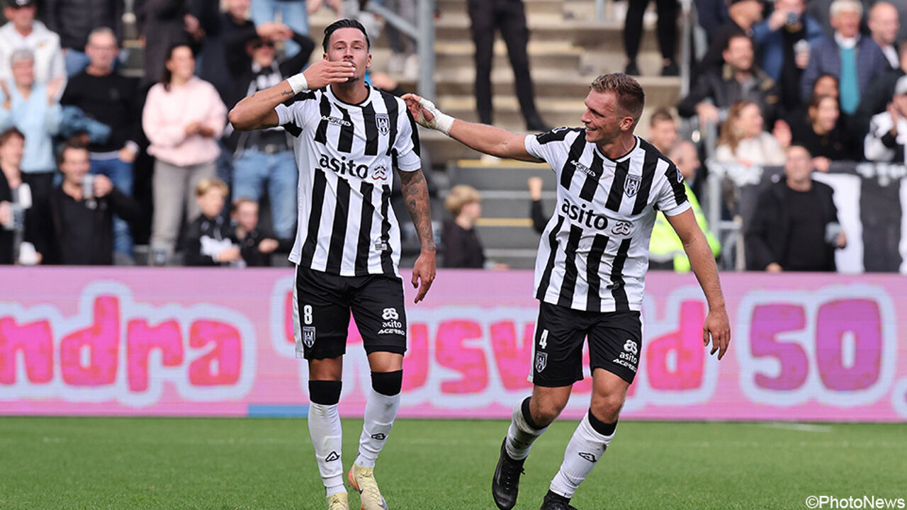 VIDEO - Pareltje! Mario Engels verrast Ajax met schot vanaf eigen helft ...