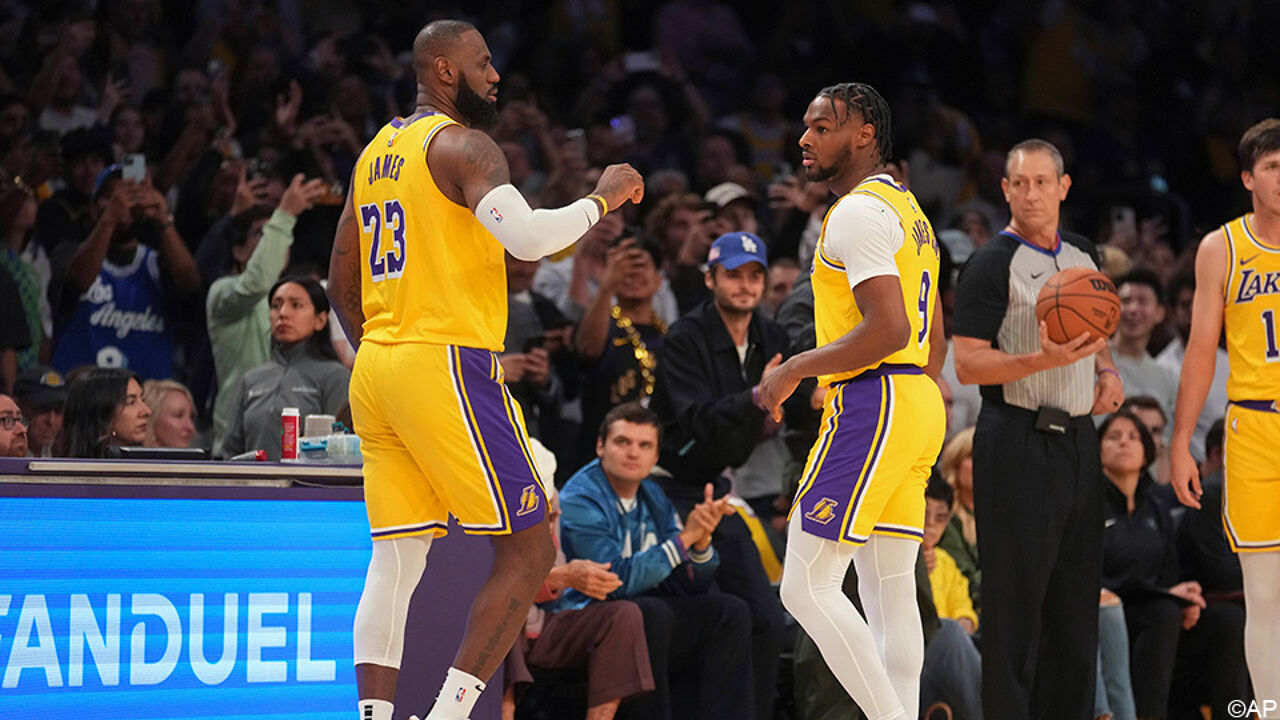 VIDEO - In de geschiedenisboeken: vader LeBron (39) en zoon Bronny (20 ...