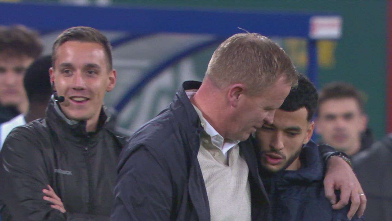 Liefkozende knuffel van El Ouahdi met zijn ex-coach Vrancken | sporza