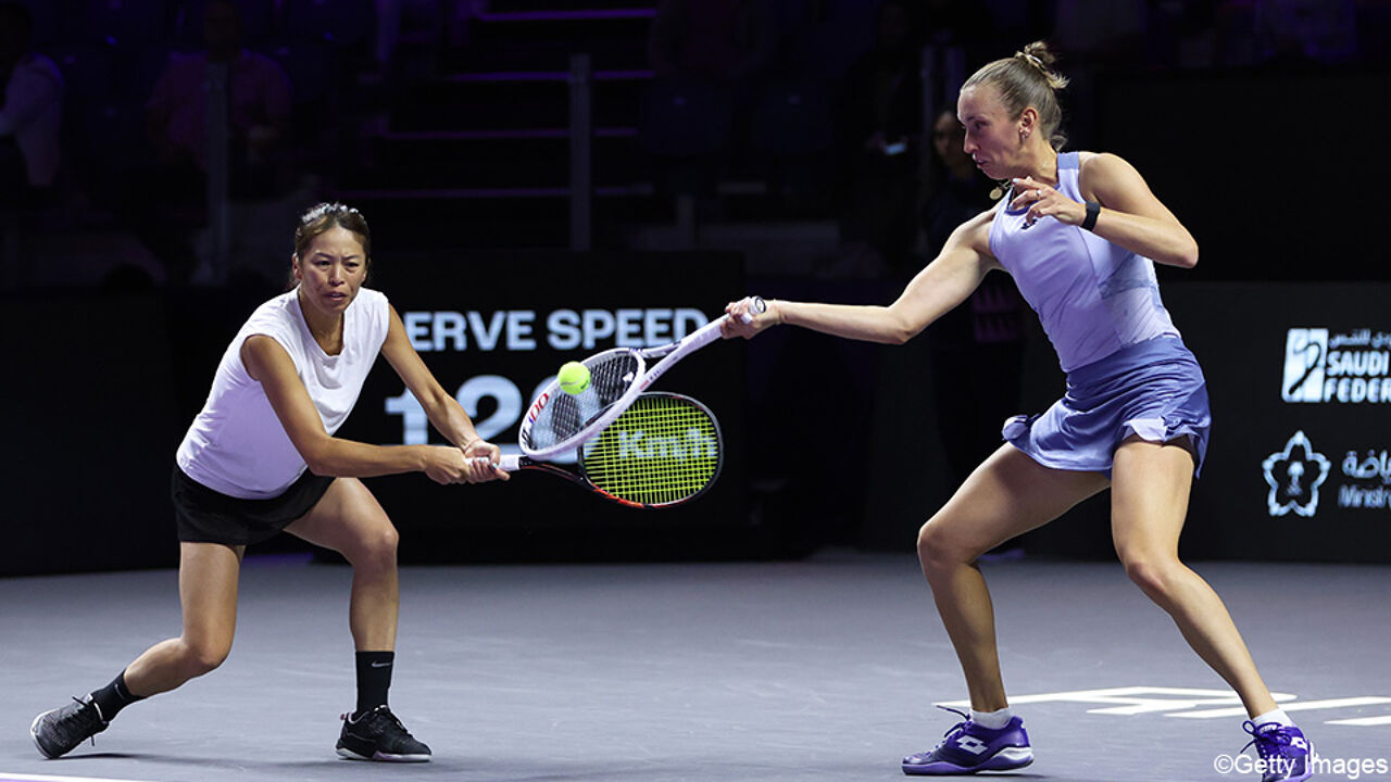 Elise Mertens en haar dubbelpartner struikelen in de groepsfase van de ...