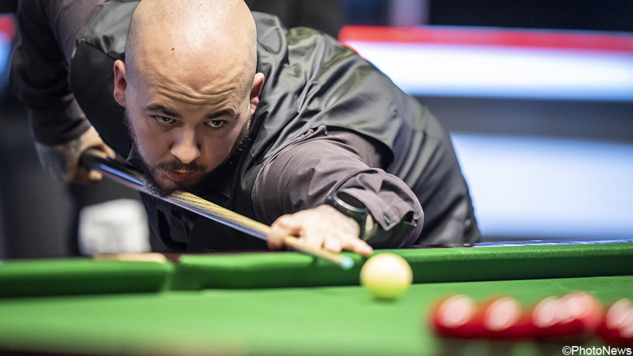 Luca Brecel grijpt reddingsboei van Ding met twee handen en staat in ...