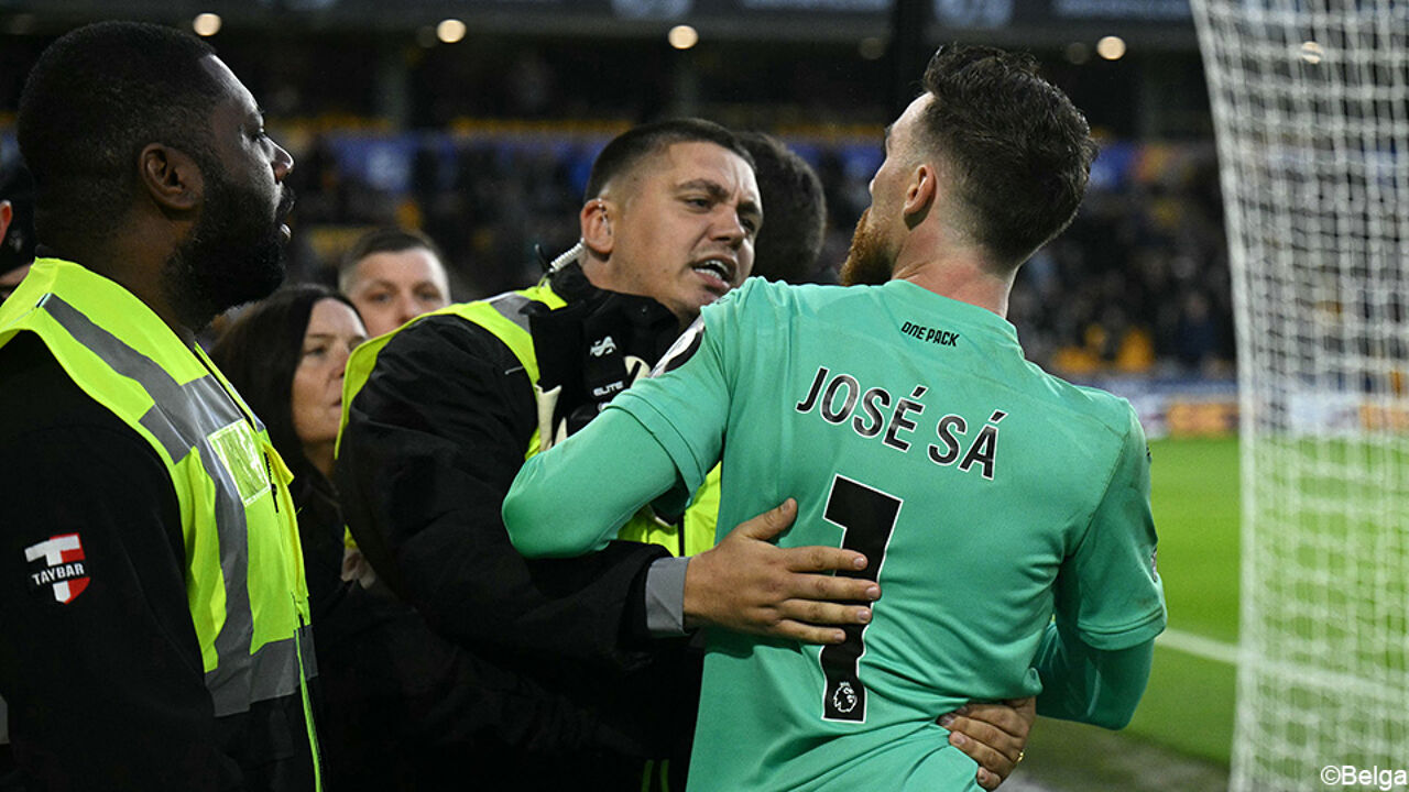 Opvallend: Wolves-keeper Sa laat tijdens wedstrijd "supporter" het ...