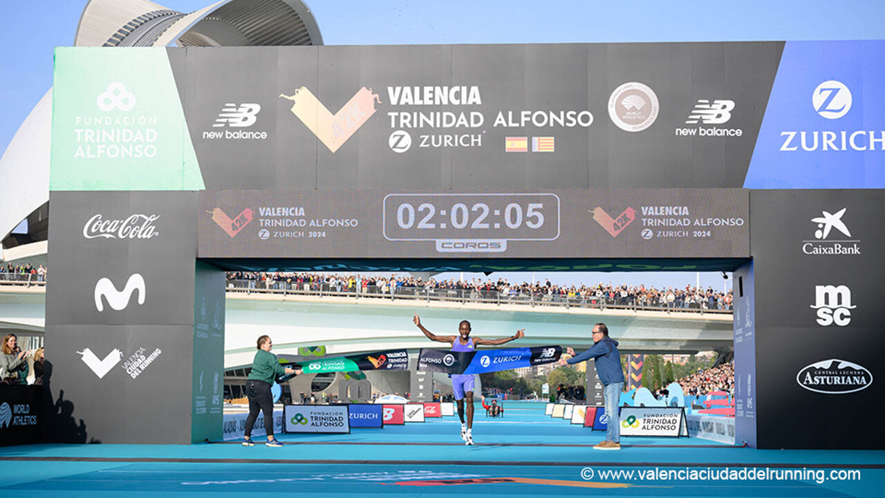 Keniaanse debutant Sawe maakt indruk met marathon van Valencia in 2 uur ...