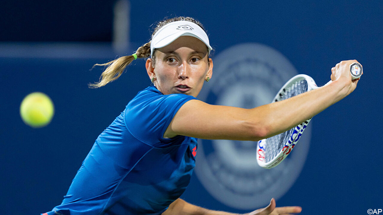 Elise Mertens stoot na driesetter door naar kwartfinales in Singapore ...