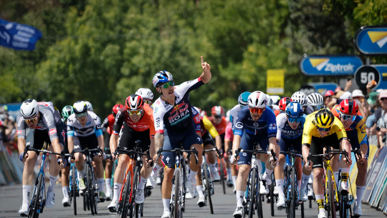 Meteen op de afspraak: Sam Welsford sprint naar zege in eerste rit Tour ...