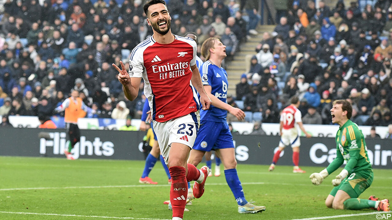 Gelegenheidsspits Merino trekt met twee rozen mak Arsenal over de ...