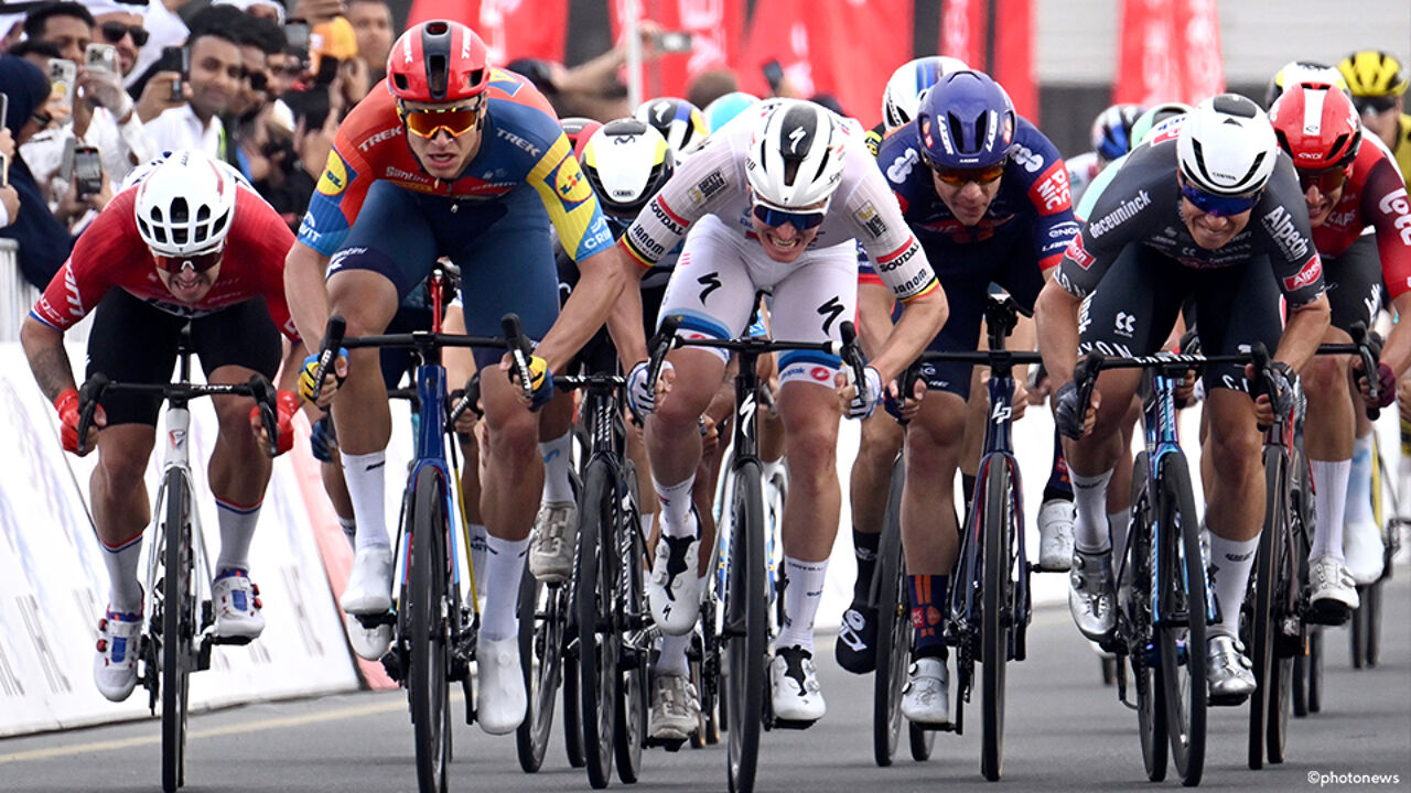 Jonathan Milan houdt banddikte over op Tim Merlier na nerveuze ...