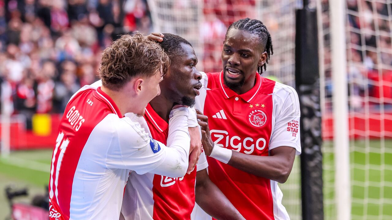 Met dank aan de VAR én heerlijke assist van Mika Godts: leider Ajax ...
