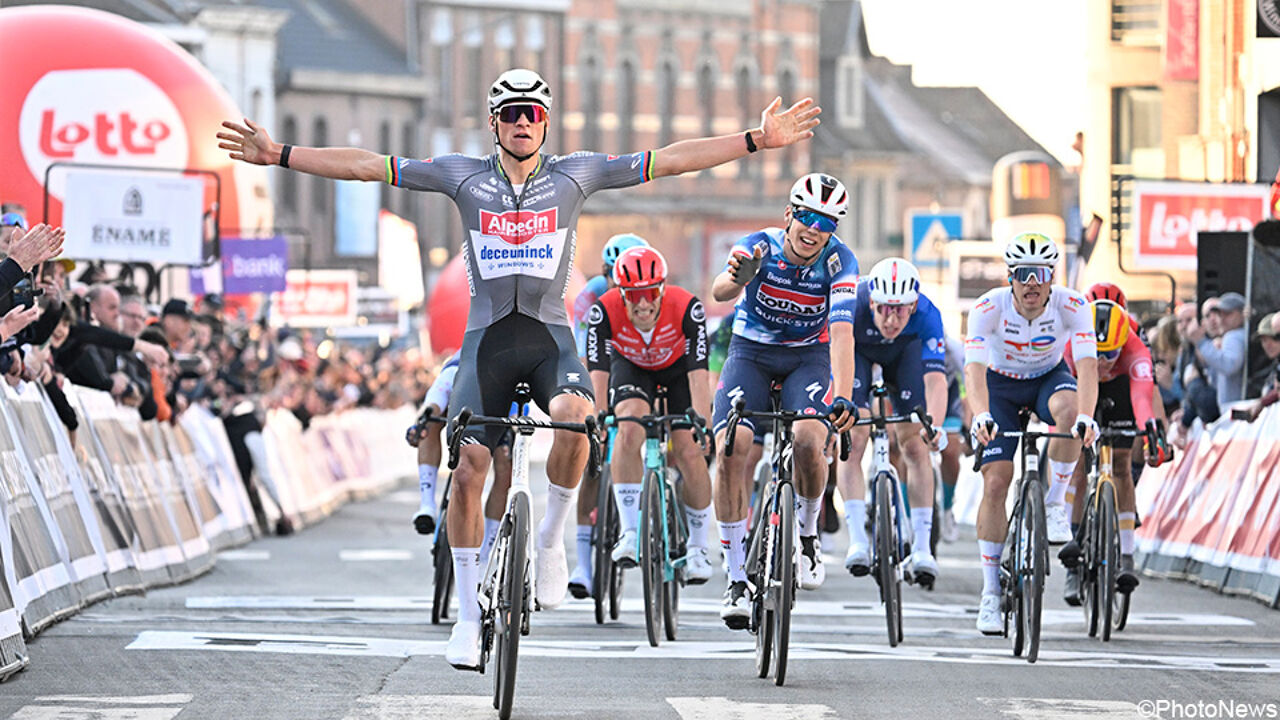 Meteen raak! Mathieu van der Poel schudt alle sprinters uit zijn wiel ...