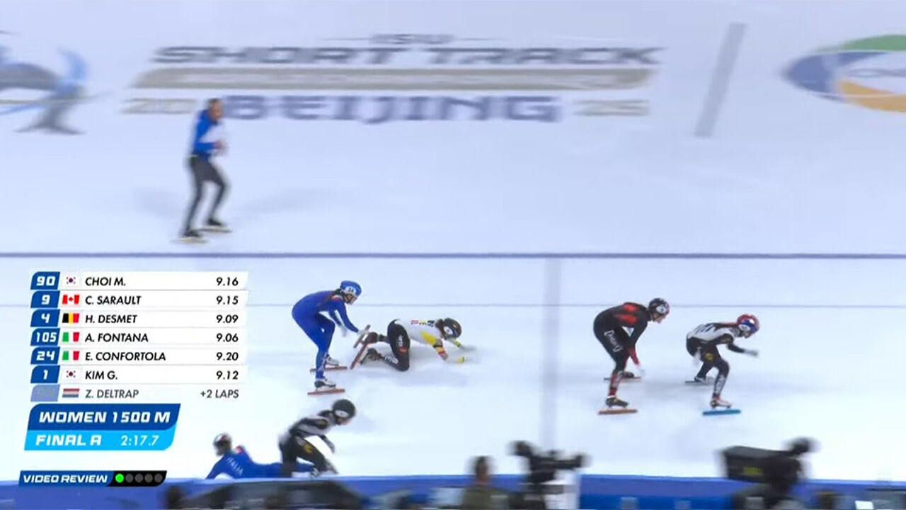 Wat een pech! Italiaanse verliest evenwicht en vloert Hanne Desmet in ...