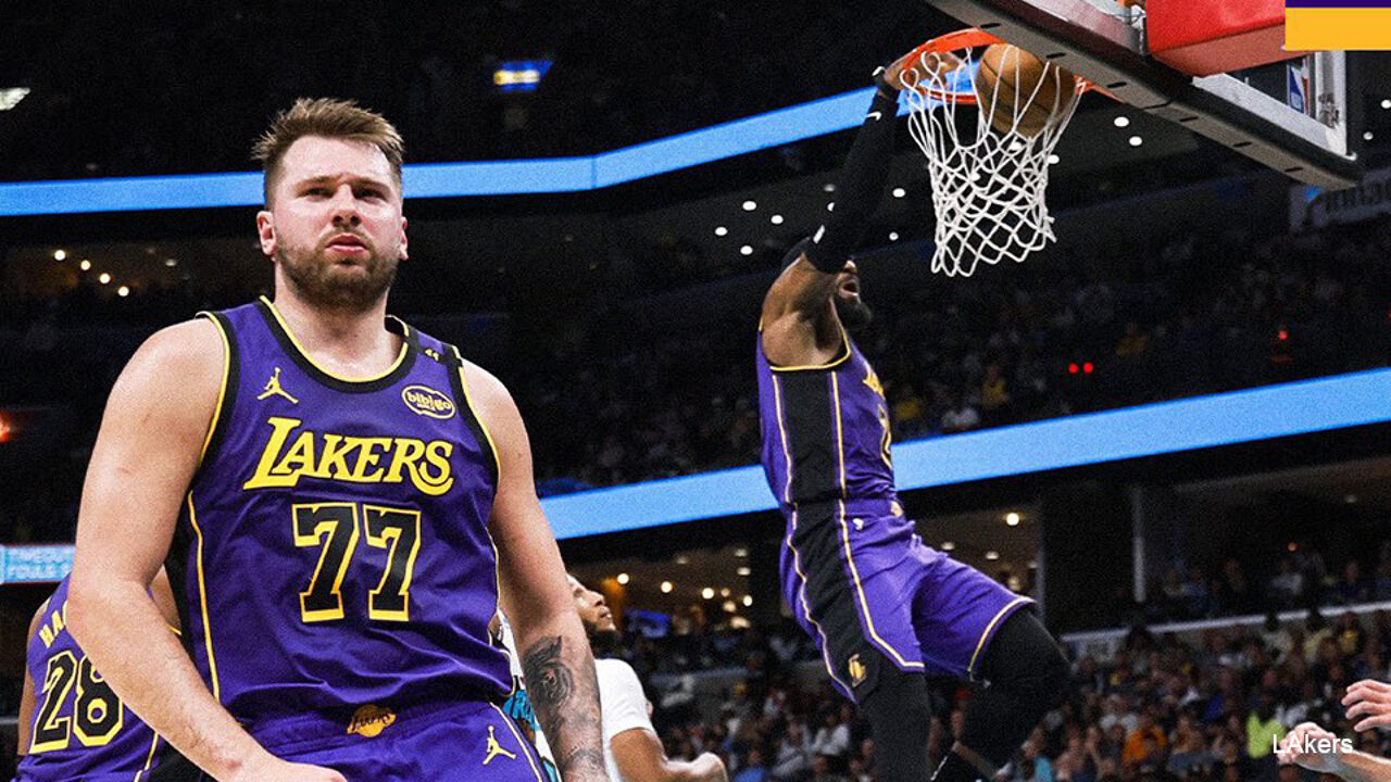 Iconisch beeld (uit het verleden?): Luka Doncic en LeBron James pakken ...