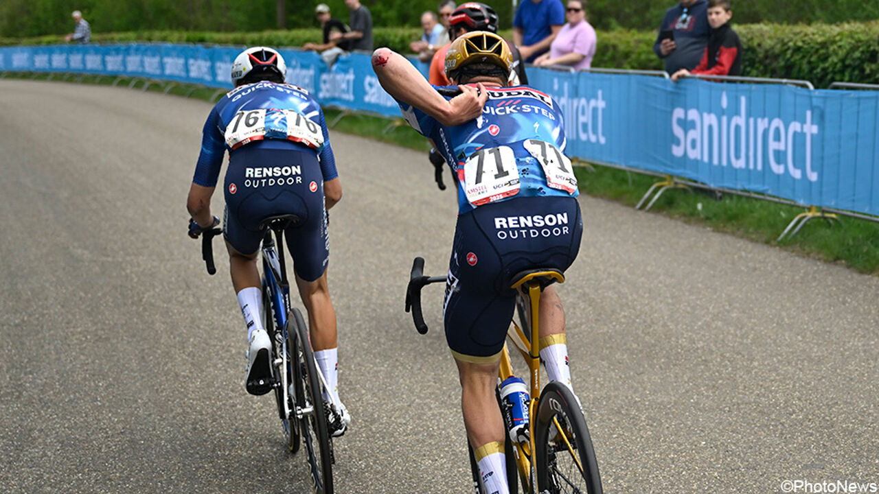 FOTO - Remco Evenepoel komt (met Wout van Aert en Thibau Nys?) ten val in Amstel Gold Race | sporza