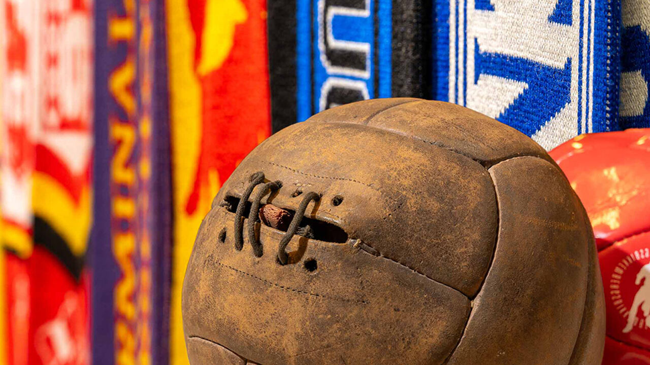 Boksen met Sugar Jackson of bijleren over voetbal in Auschwitz ...