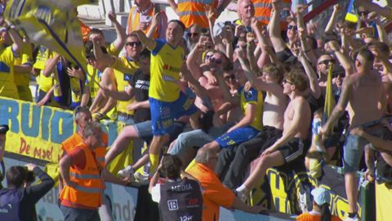 Vreugde bij STVV! Fans en spelers vieren behoud in Jupiler Pro League ...