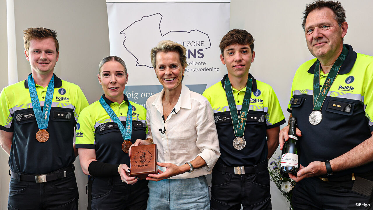 "Ik zal ze toch eens moeten ontsmetten": Gella Vandecaveye herenigd met verloren medailles | sporza