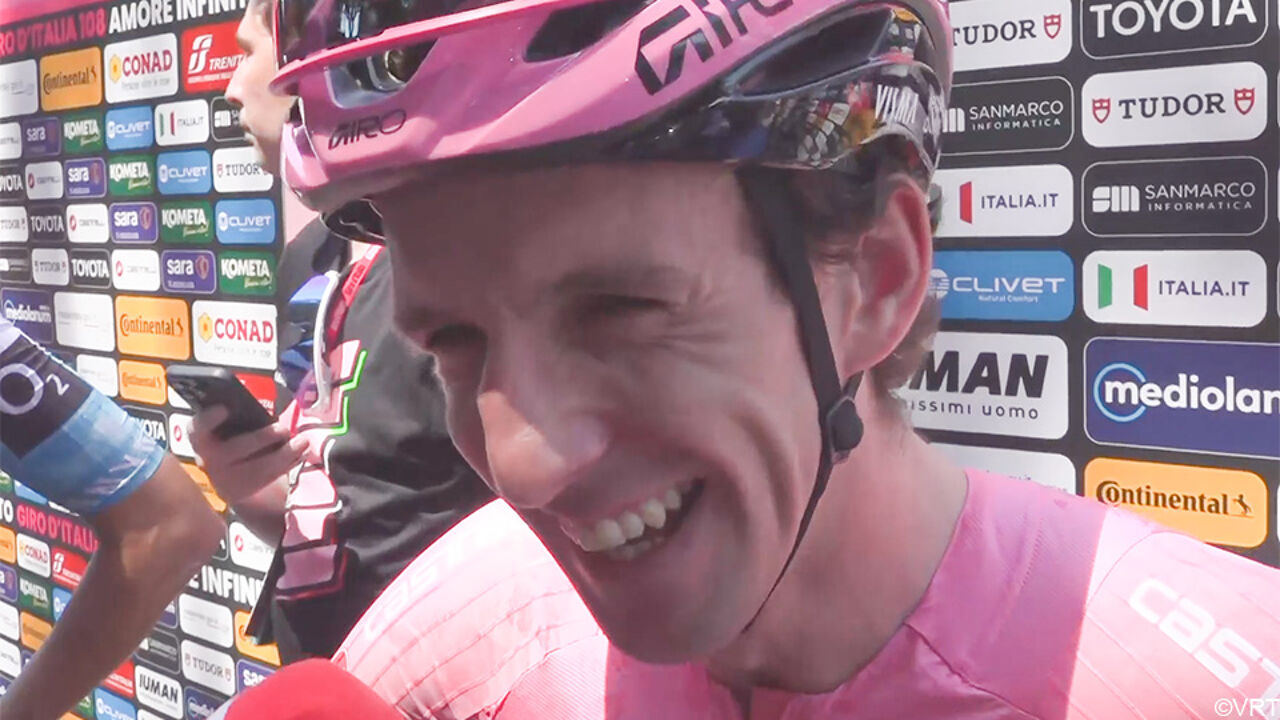 "Pink pope" Simon Yates schaterlacht: "Hopelijk krijg ik de zegen van ...