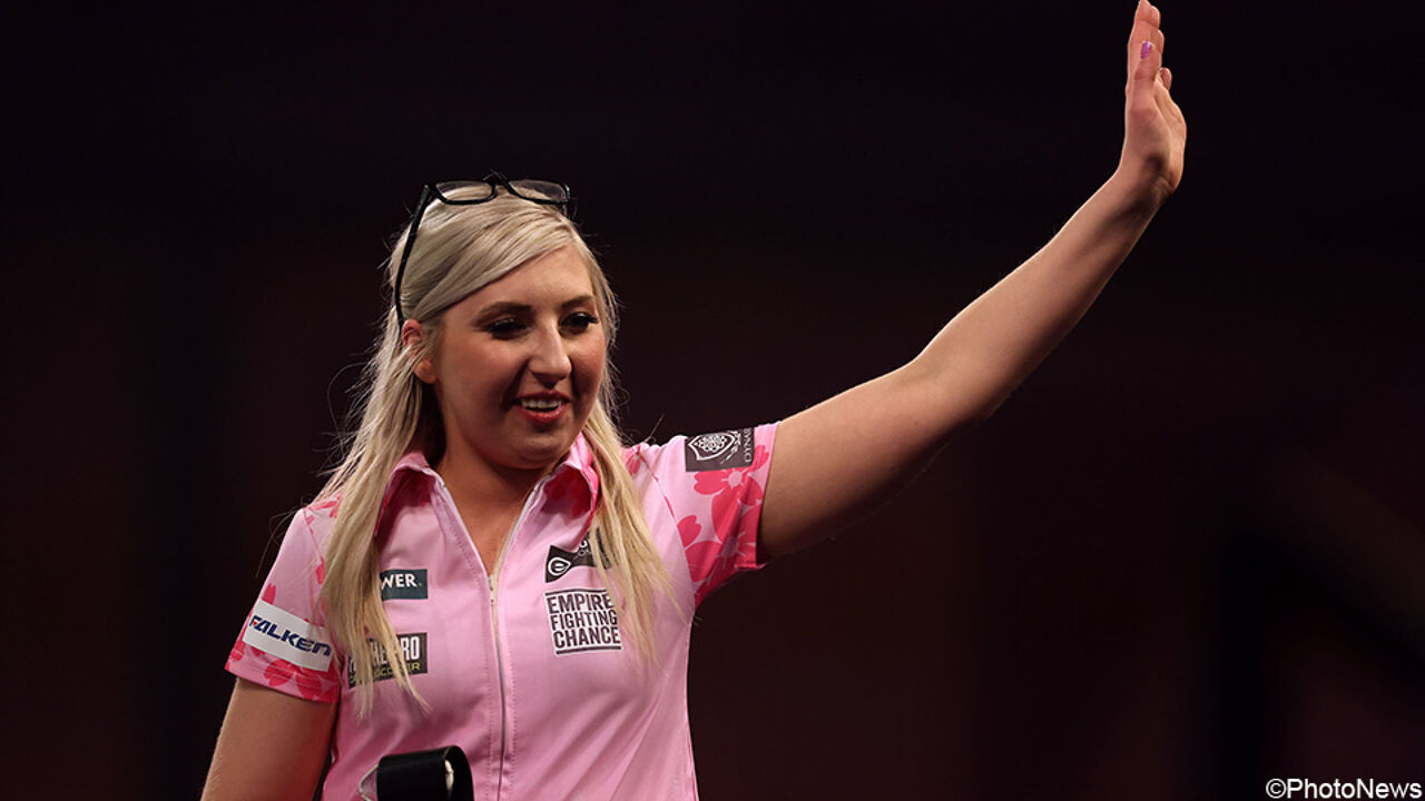 Fallon Sherrock legt dartspijlen door aanslepende ziekte een jaar aan ...