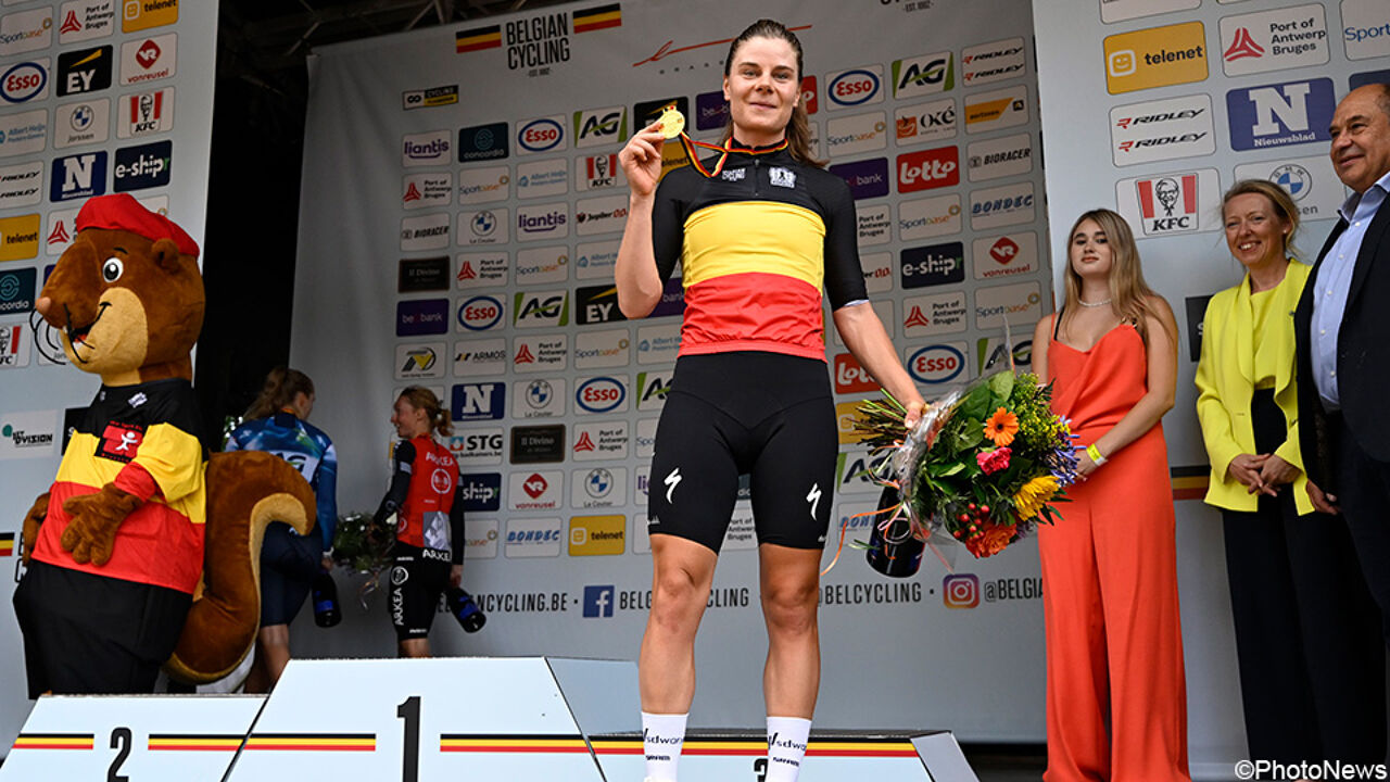 Lotte Kopecky vermorzelt de tegenstand en hangt 7e tijdritdriekleur in ...