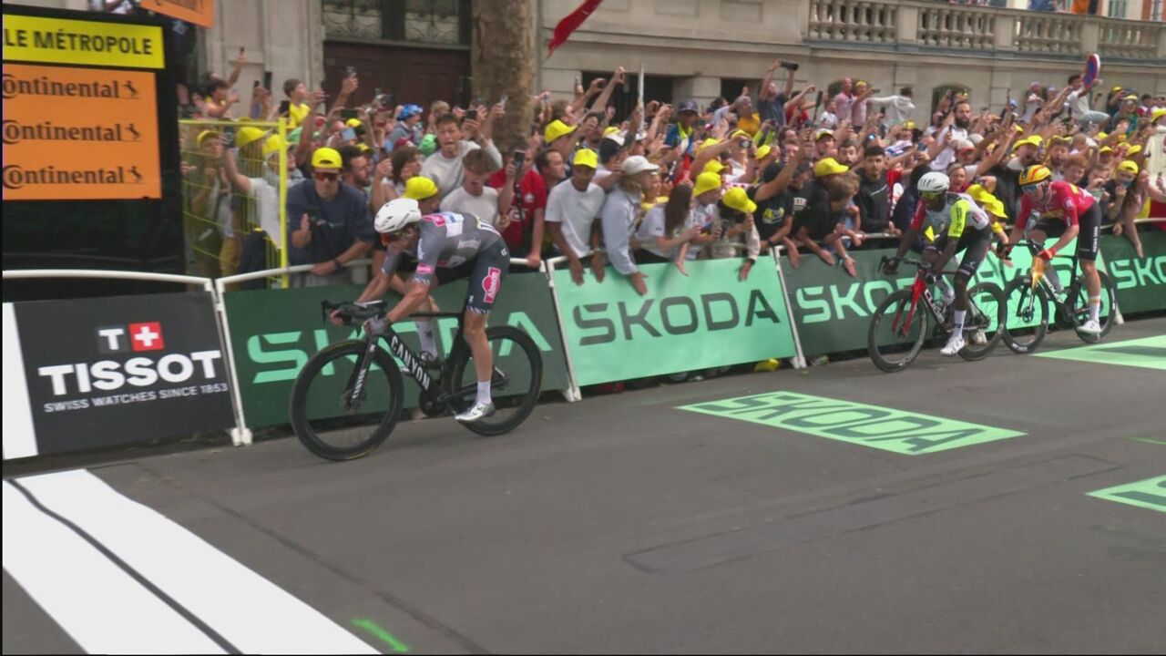 VIDEO - Bekijk hoe Jasper Philipsen naar de ritzege én de gele trui ...