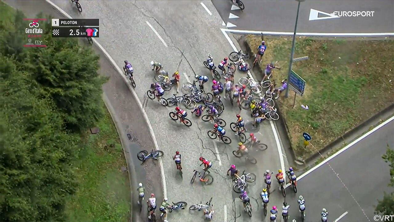 Ai! Het halve peloton in de Giro Donne gaat tegen de vlakte in volle ...