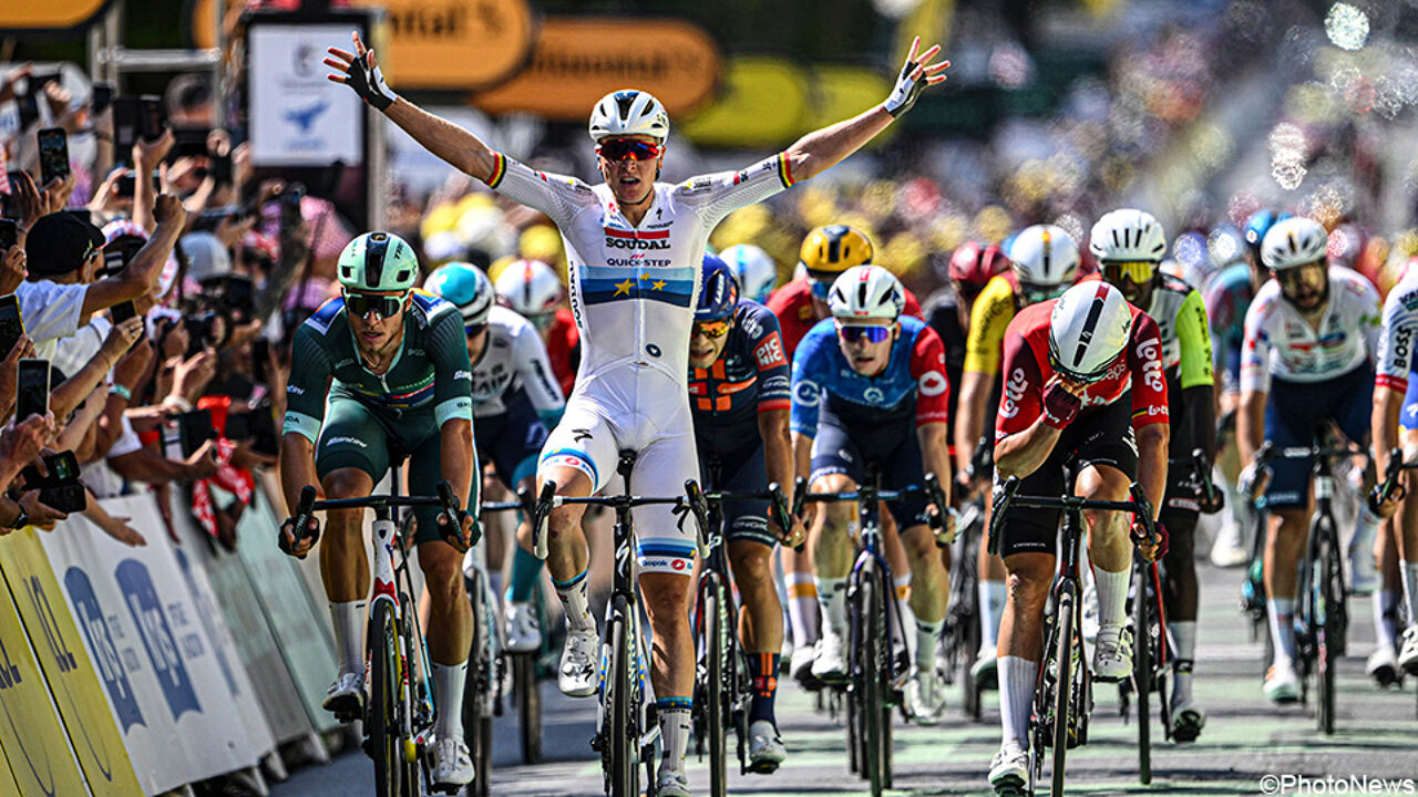 Tim Merlier lapt er nog een tweede zege bij, superstunt van Mathieu van ...