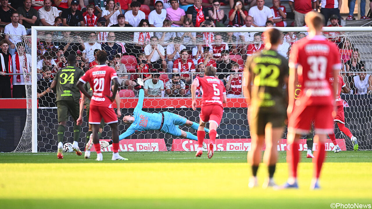 Twee penalty's, drie goals, eerste zege: Antwerp zet in slot kers op de ...