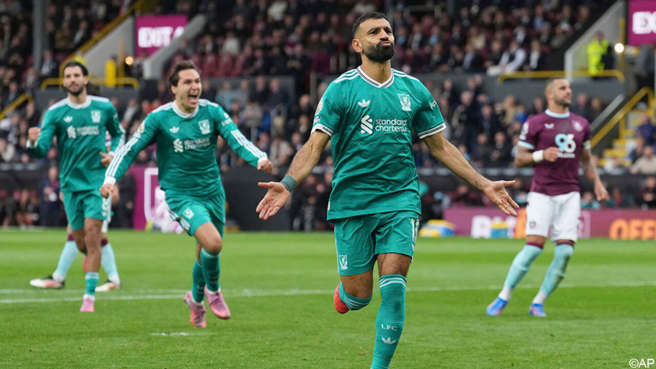 81% balbezit, maar pas gered door late penalty: Mo Salah knalt ...