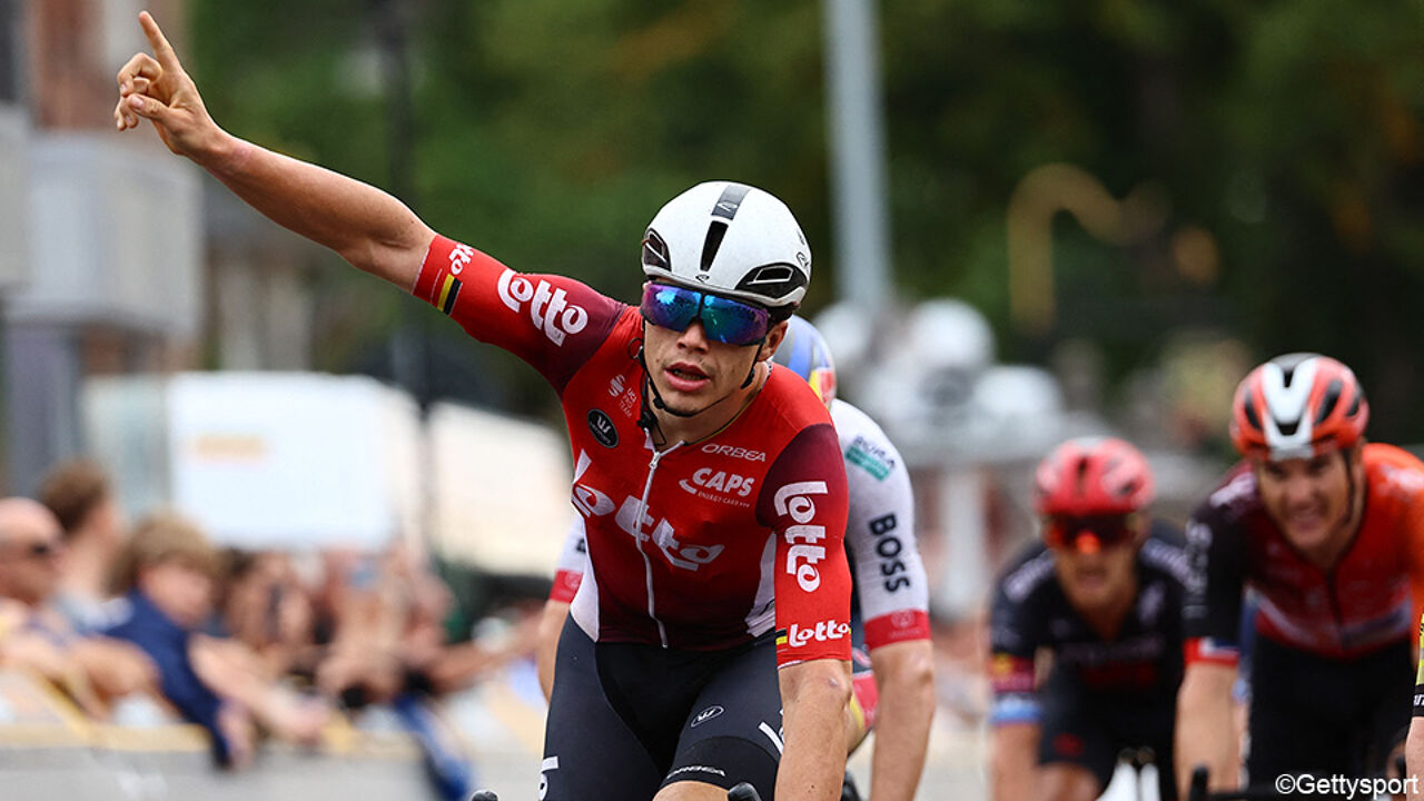 Van Aert controleert Super 8 Classic, maar ziet ploegmakker Brennan net geklopt worden door ...