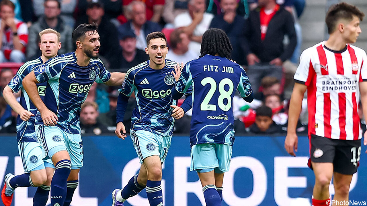 Oscar Gloukh vervangt licht geblesseerde Kasper Dolberg bij de rust en trapt Ajax op de valreep ...