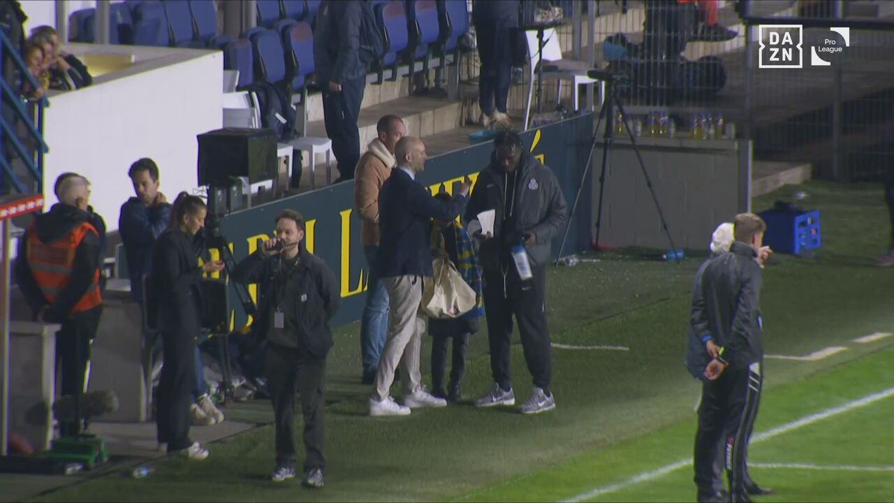 Union-voorzitter Muzio geeft Promise David een krant cadeau | sporza