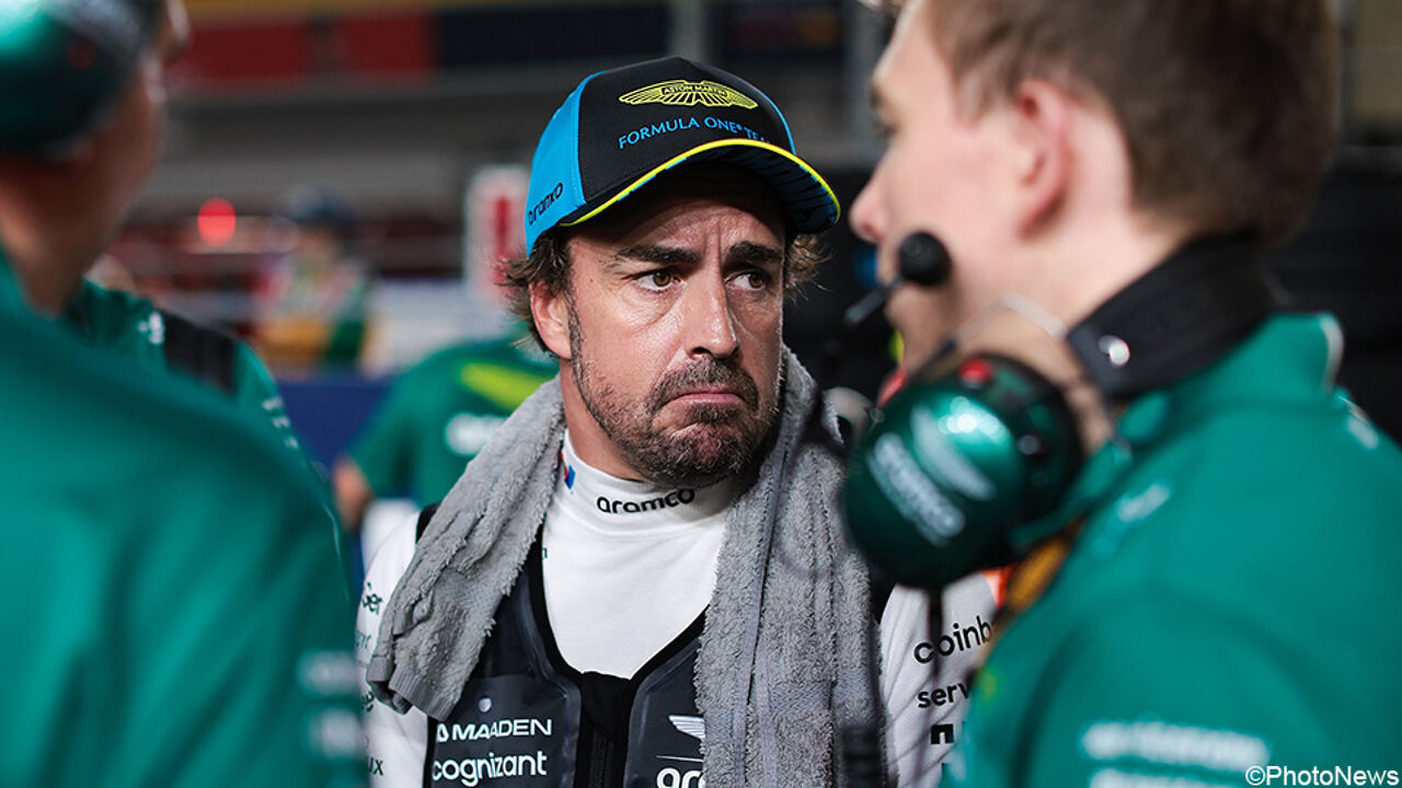 "Knorrige" Fernando Alonso spaart niemand via de radio: "Trofee voor de ...