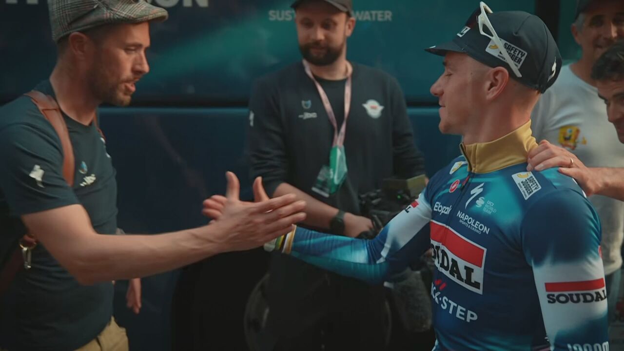 Ploegmaats en staf zwaaien Remco Evenepoel uit bij Soudal Quick-Step ...