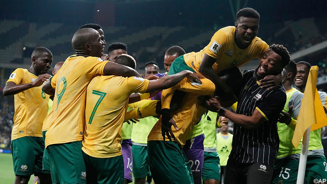 Hugo Broos en Zuid-Afrika plaatsen zich na dolle ontknoping voor WK, en ...