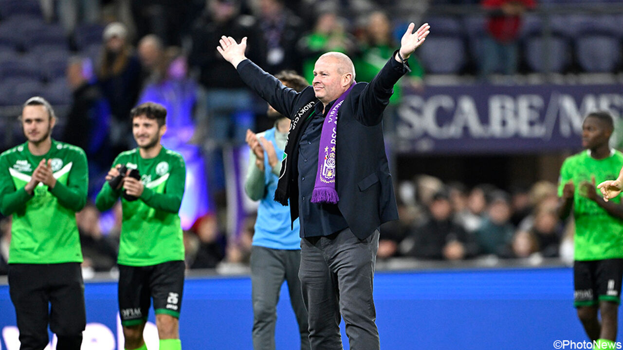 De voorzitter van Ninove kan zijn geluk niet op: hij groet de eigen ...