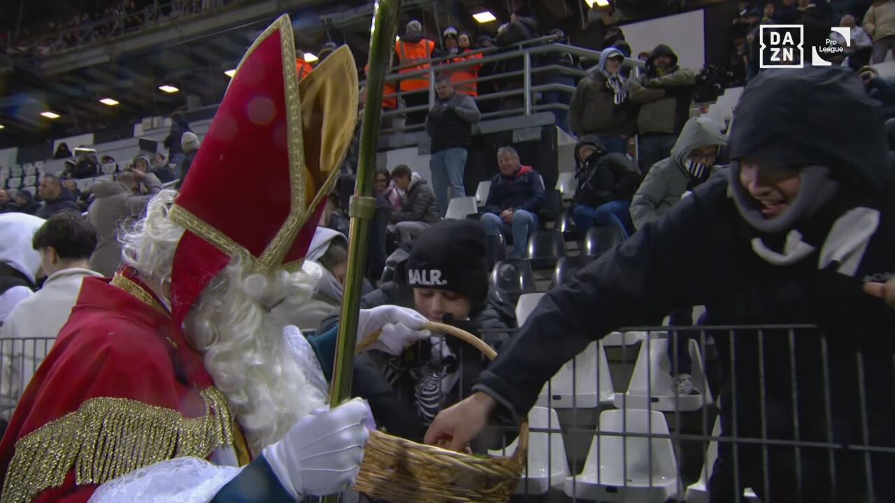1 week voor zijn vertrek deelt de Sint snoep uit in Charleroi | sporza