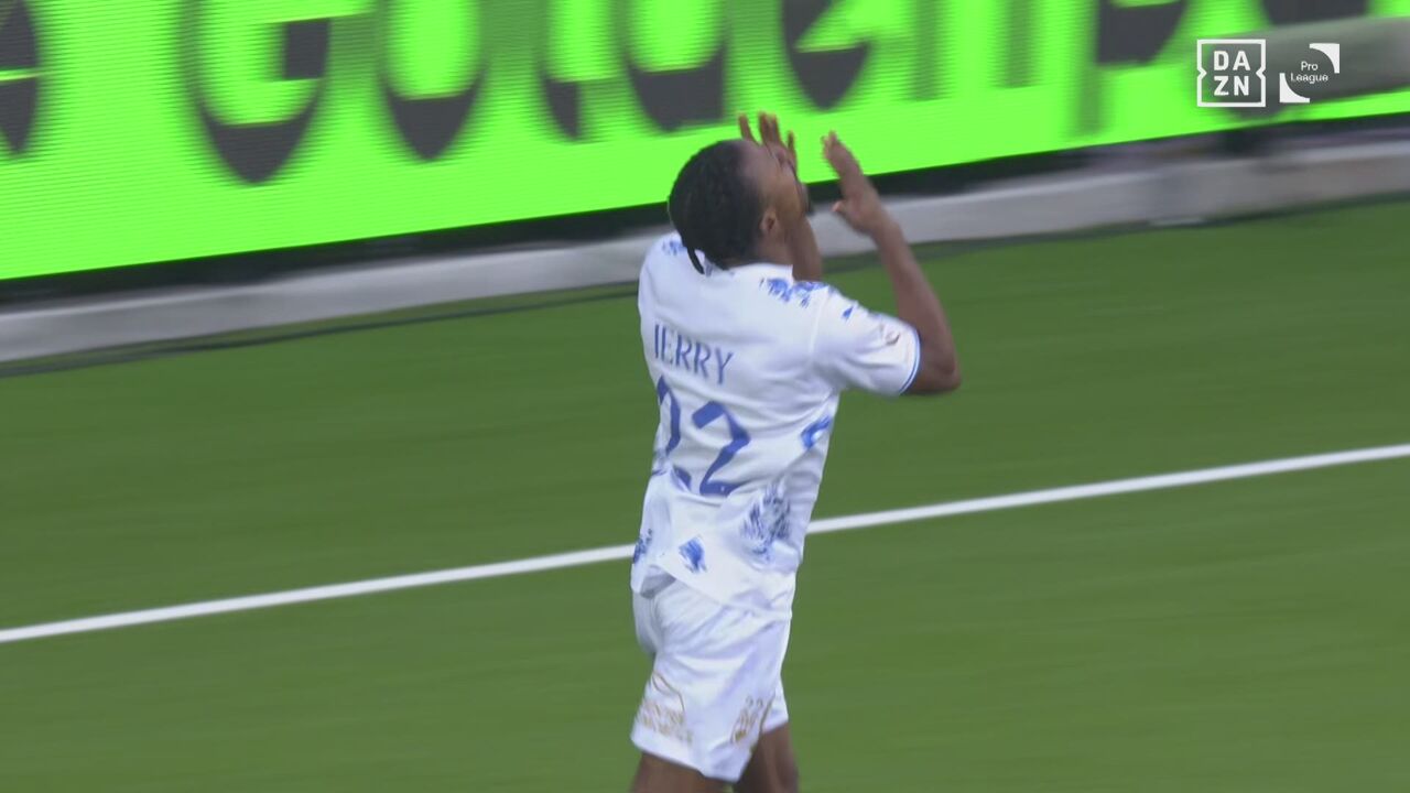 Het zit niet mee voor La Louvière in eerste helft: Ref en VAR keuren 2 ...